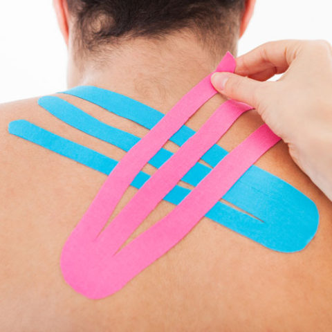 KINESIO TAPING SCHIENA: LA RIVOLUZIONE DIETRO UN ADESIVO | ManiEsperte.it